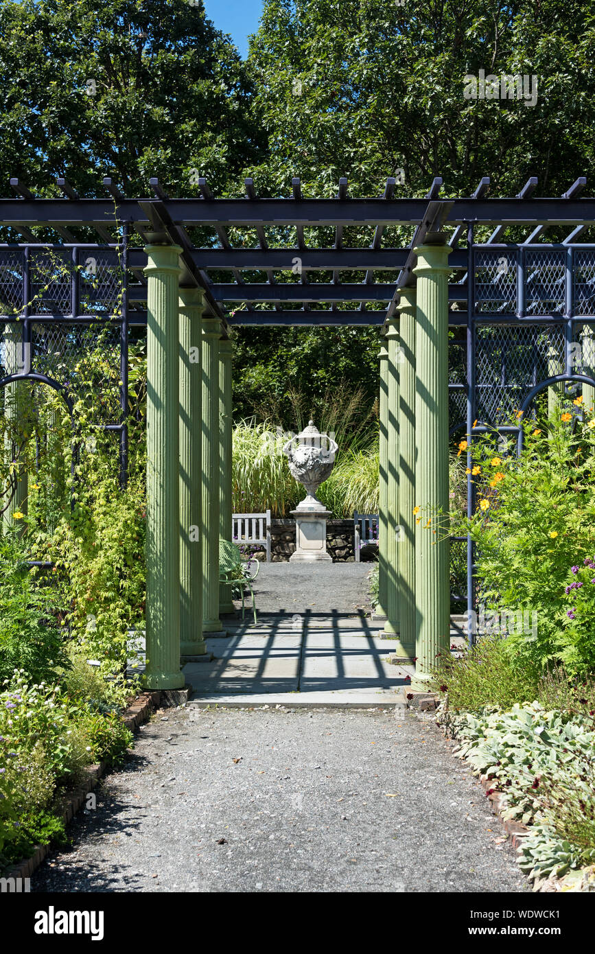 Garden feature architecture hi-res stock photography and images - Alamy