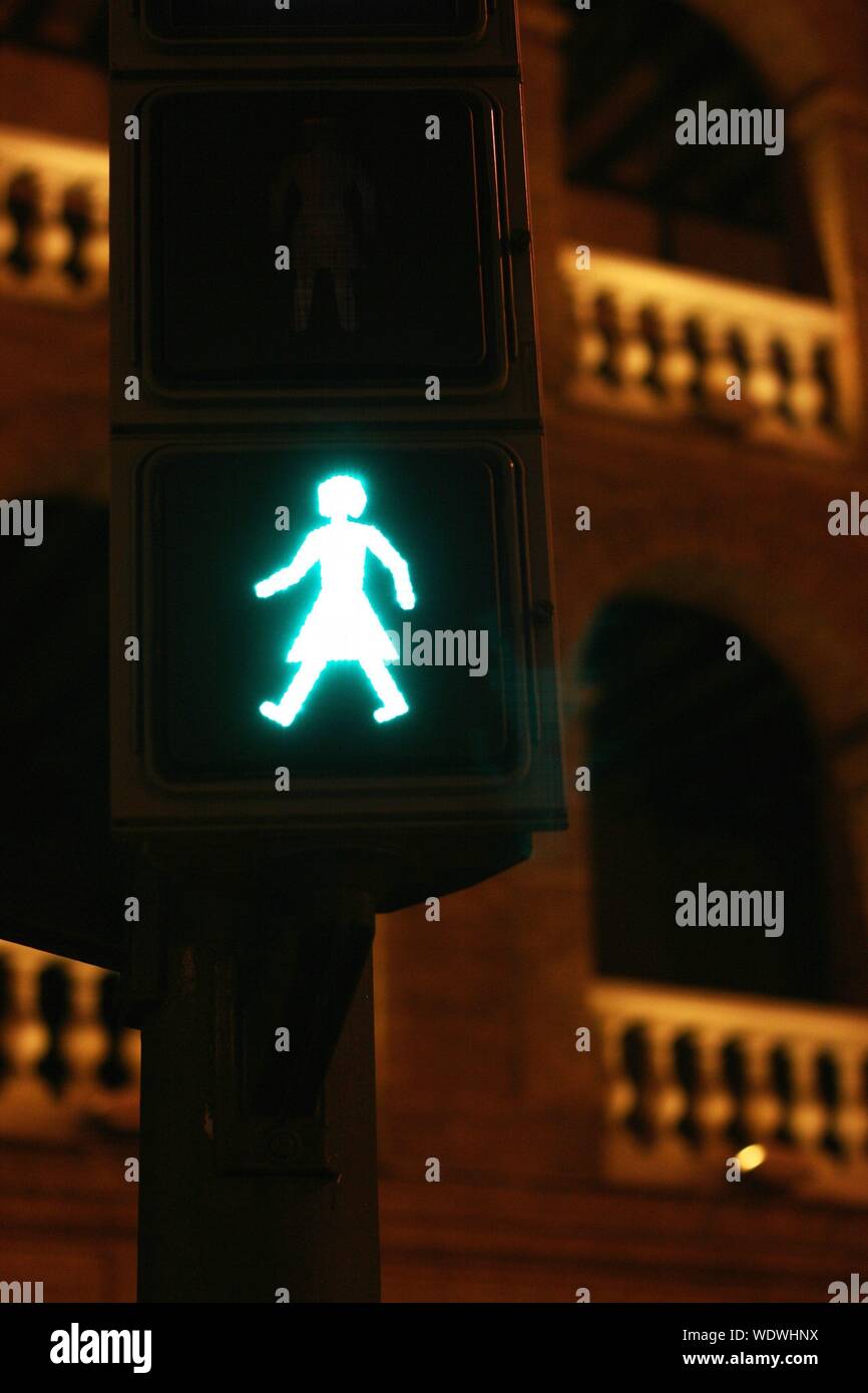 Walk signal hi-res stock photography and images - Alamy