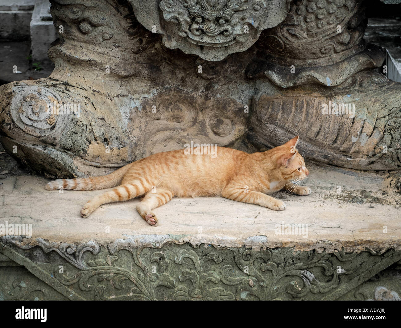 Lying statue hi-res stock photography and images - Alamy