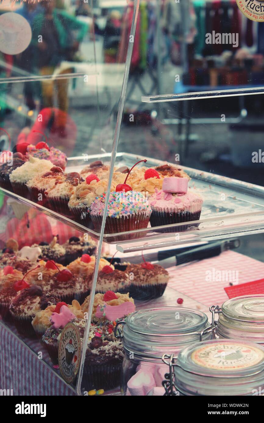 Cupcakes display hi-res stock photography and images - Alamy