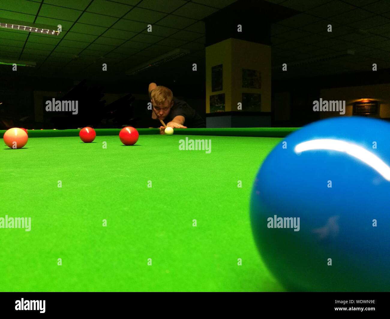 Men snooker hi-res stock photography and images - Alamy