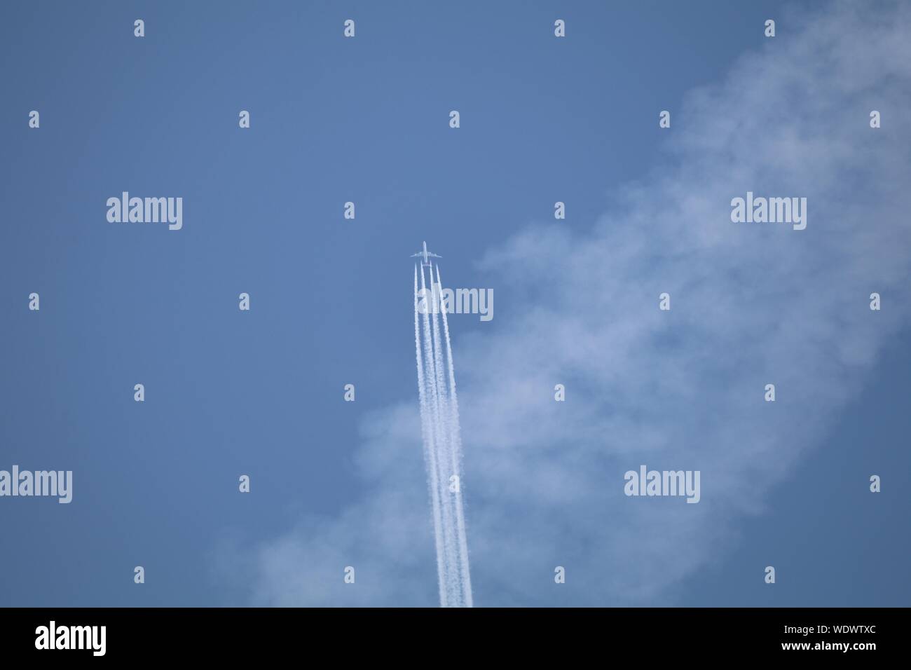 Long exposure airplane trail hi-res stock photography and images - Alamy