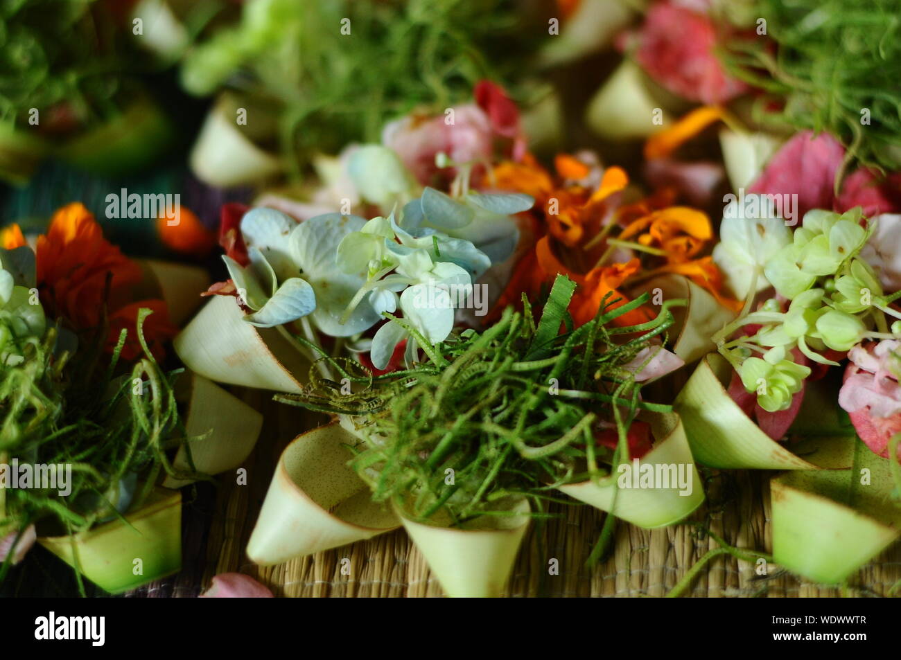 Flowers bouquet hi-res stock photography and images - Alamy