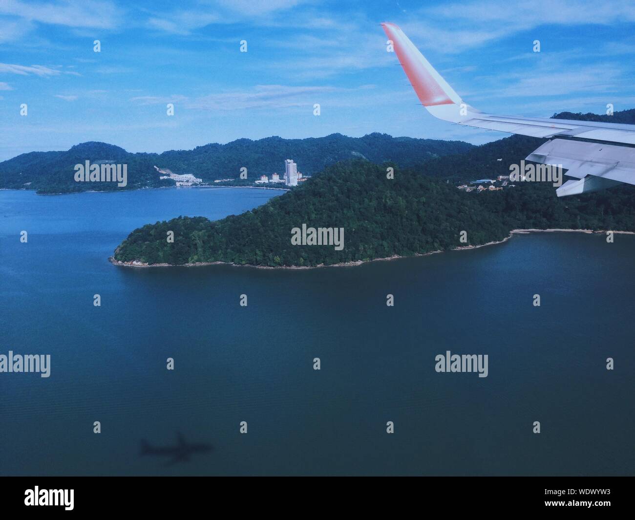 Airplane wing in water hi-res stock photography and images - Alamy