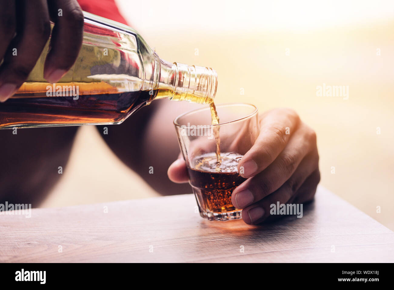 Cool cube bar pour pouring hi-res stock photography and images - Alamy