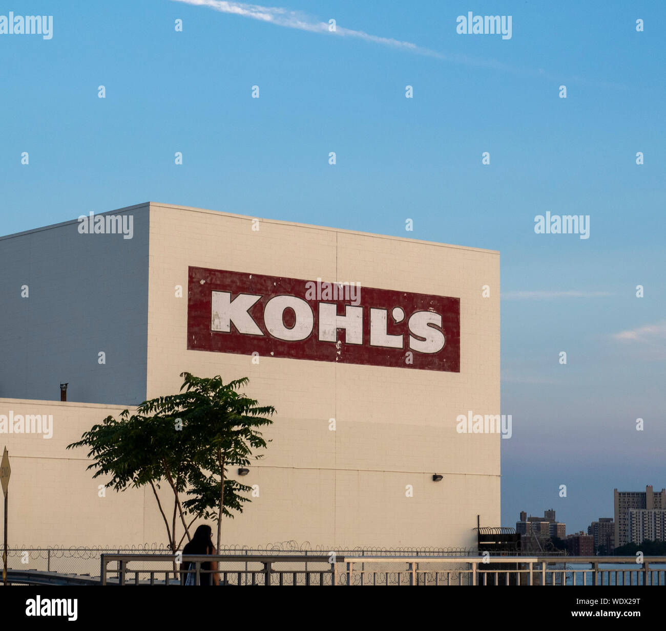 Kohls store exterior sign location hi-res stock photography and images ...