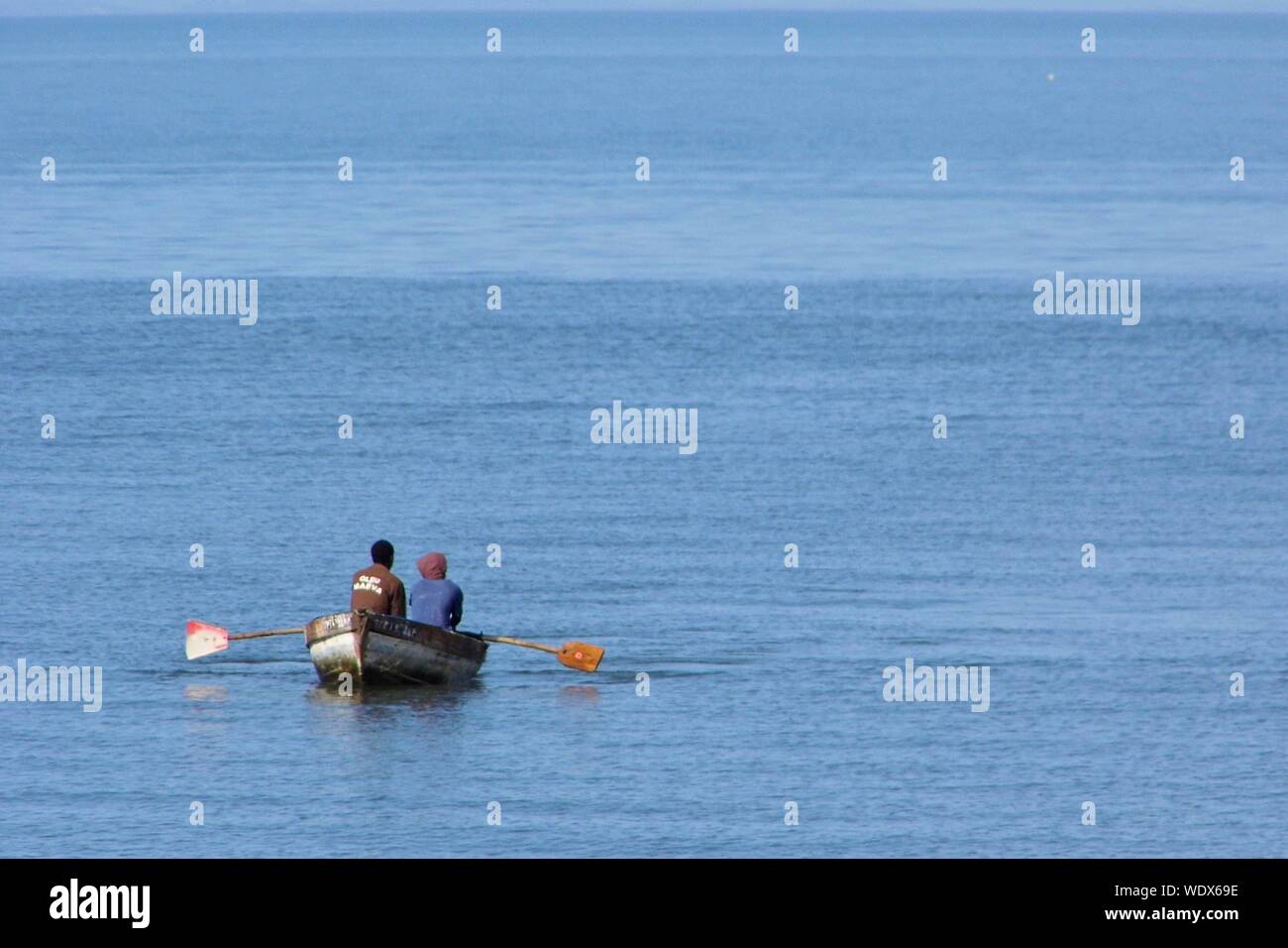 People rowing hi-res stock photography and images - Alamy