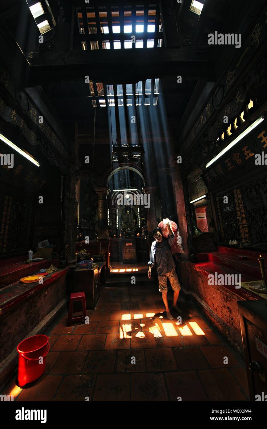 Temple worker hi-res stock photography and images - Alamy