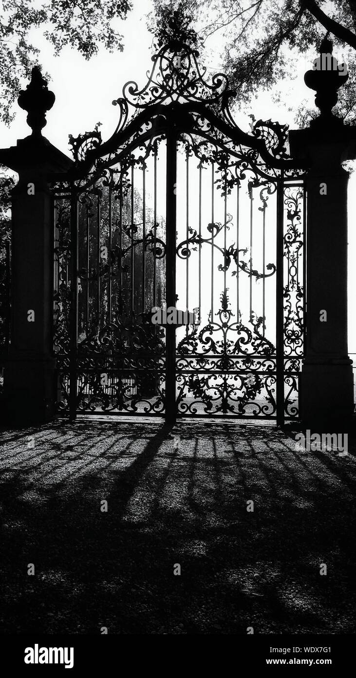 Closed castle hi-res stock photography and images - Alamy