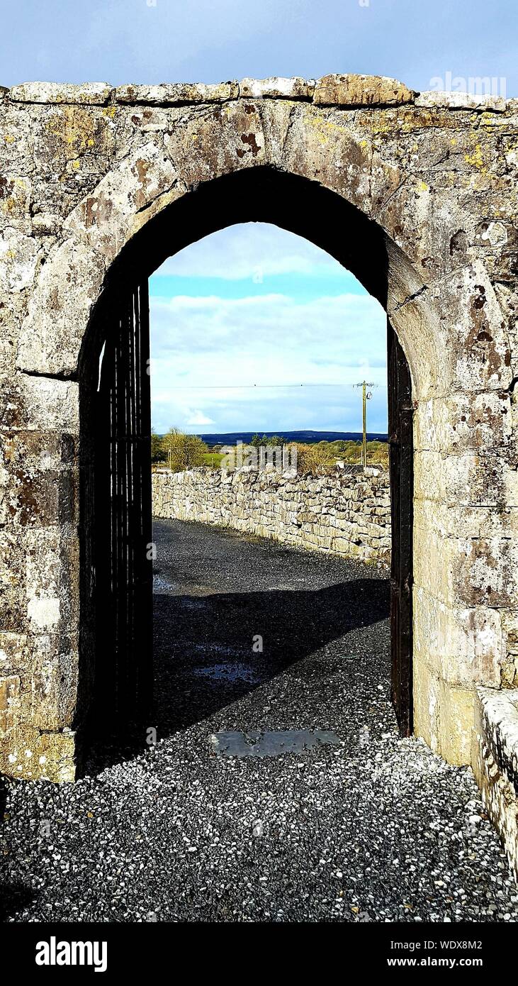 Ruin arch stone hi-res stock photography and images - Alamy