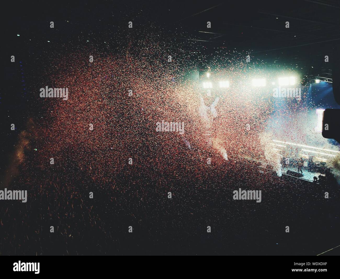 Crowd and confetti hi-res stock photography and images - Alamy