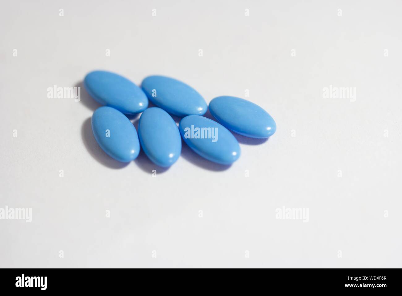Blue white capsules hi-res stock photography and images - Alamy