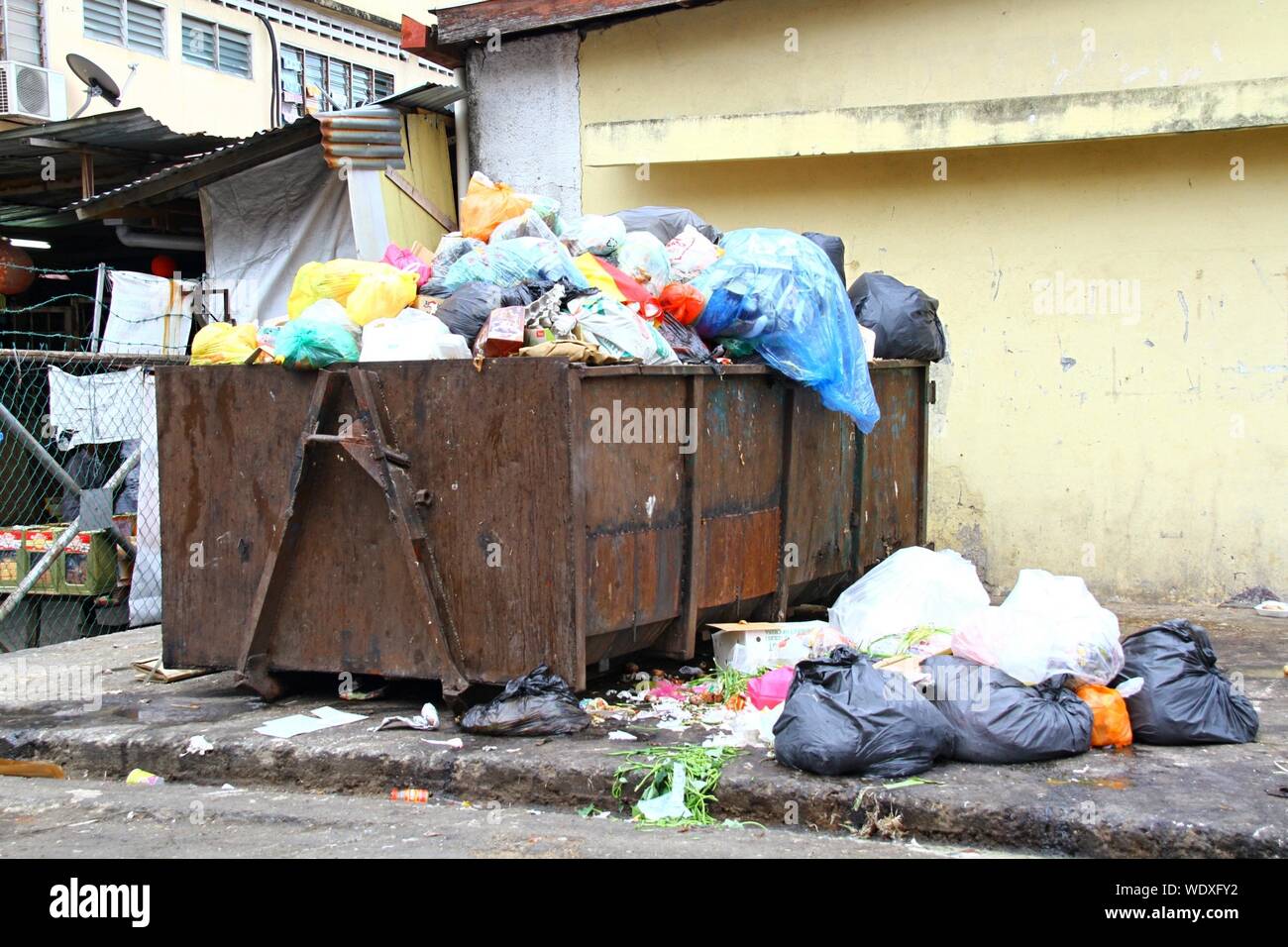 People garbage roadside hi-res stock photography and images - Alamy