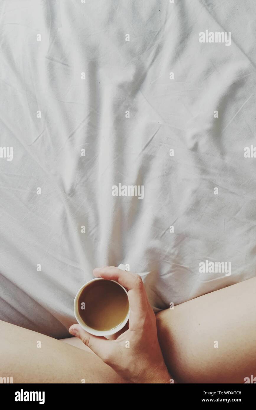 Hand with tea hi-res stock photography and images - Alamy