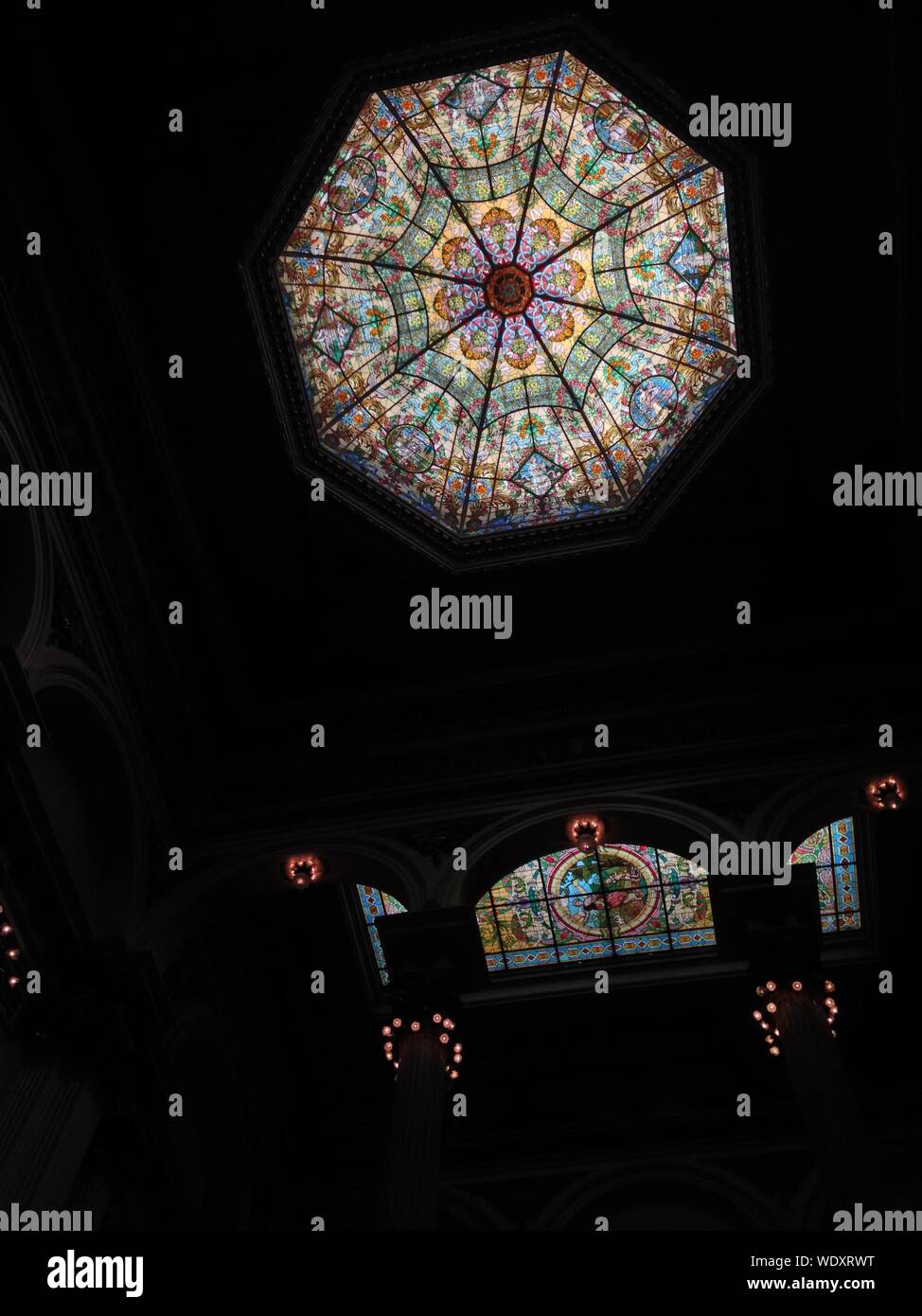 Dark glass building hi-res stock photography and images - Alamy