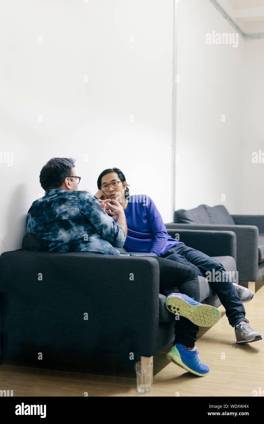 Two people sitting talking hi-res stock photography and images - Alamy