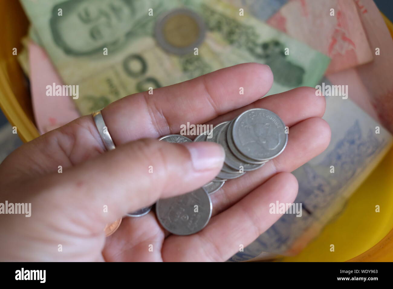 Human hand counting money hi-res stock photography and images - Alamy