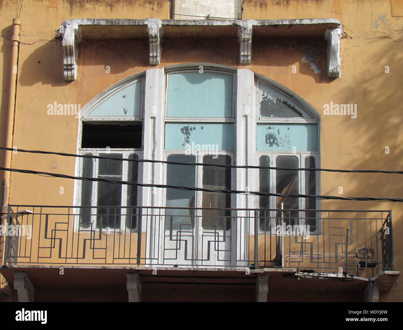 Arched window exterior hi-res stock photography and images - Alamy