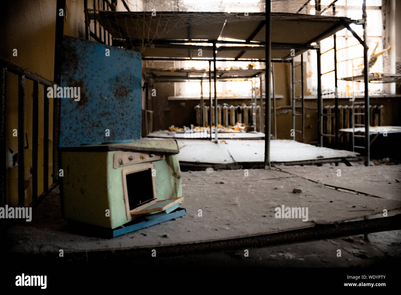 Abandoned stove hi-res stock photography and images - Alamy