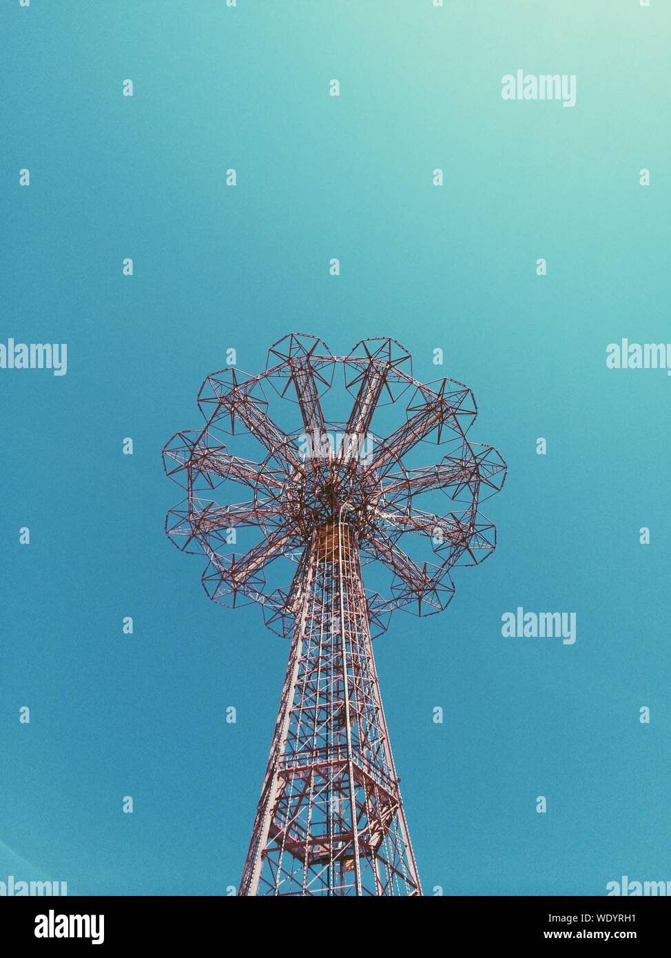 Parachute jump ride amusement hi-res stock photography and images - Alamy