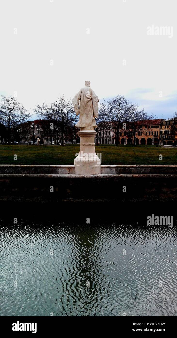 Statue river hi-res stock photography and images - Alamy