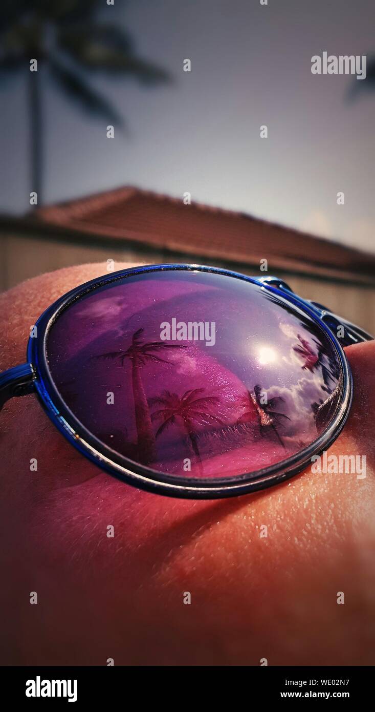 Reflection in sunglasses hi-res stock photography and images - Alamy