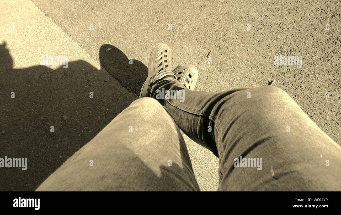 Person with legs crossed hi-res stock photography and images - Alamy