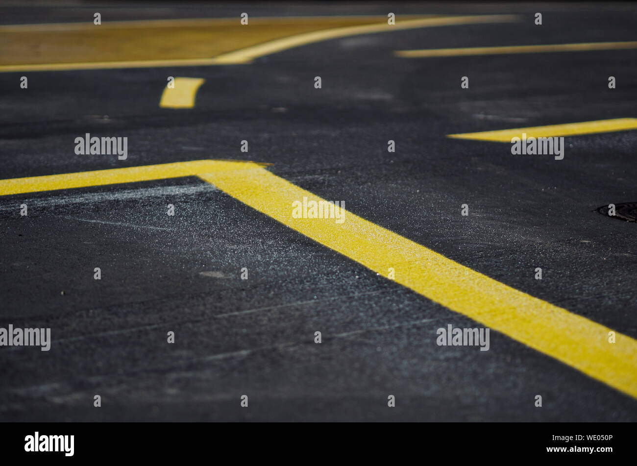 Yellow road marking hi-res stock photography and images - Alamy