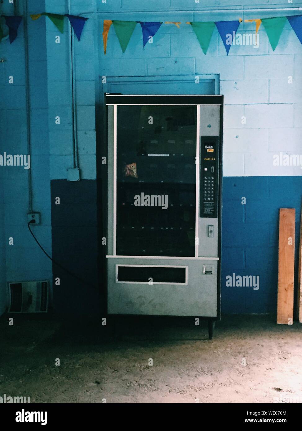 Old Fashioned Vending Machine High Resolution Stock Photography and ...