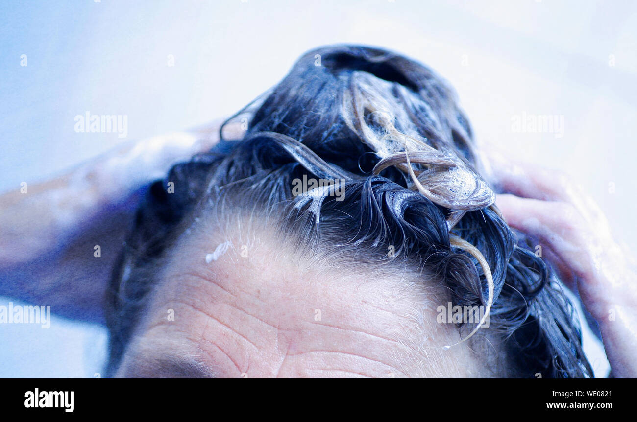 Washing hair woman hi-res stock photography and images - Alamy
