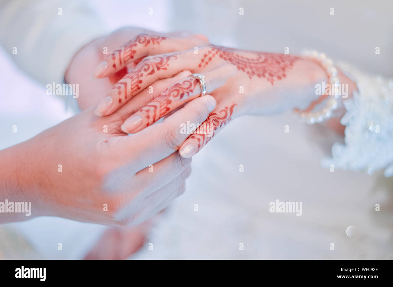 Groom bride hand ring hi-res stock photography and images - Alamy