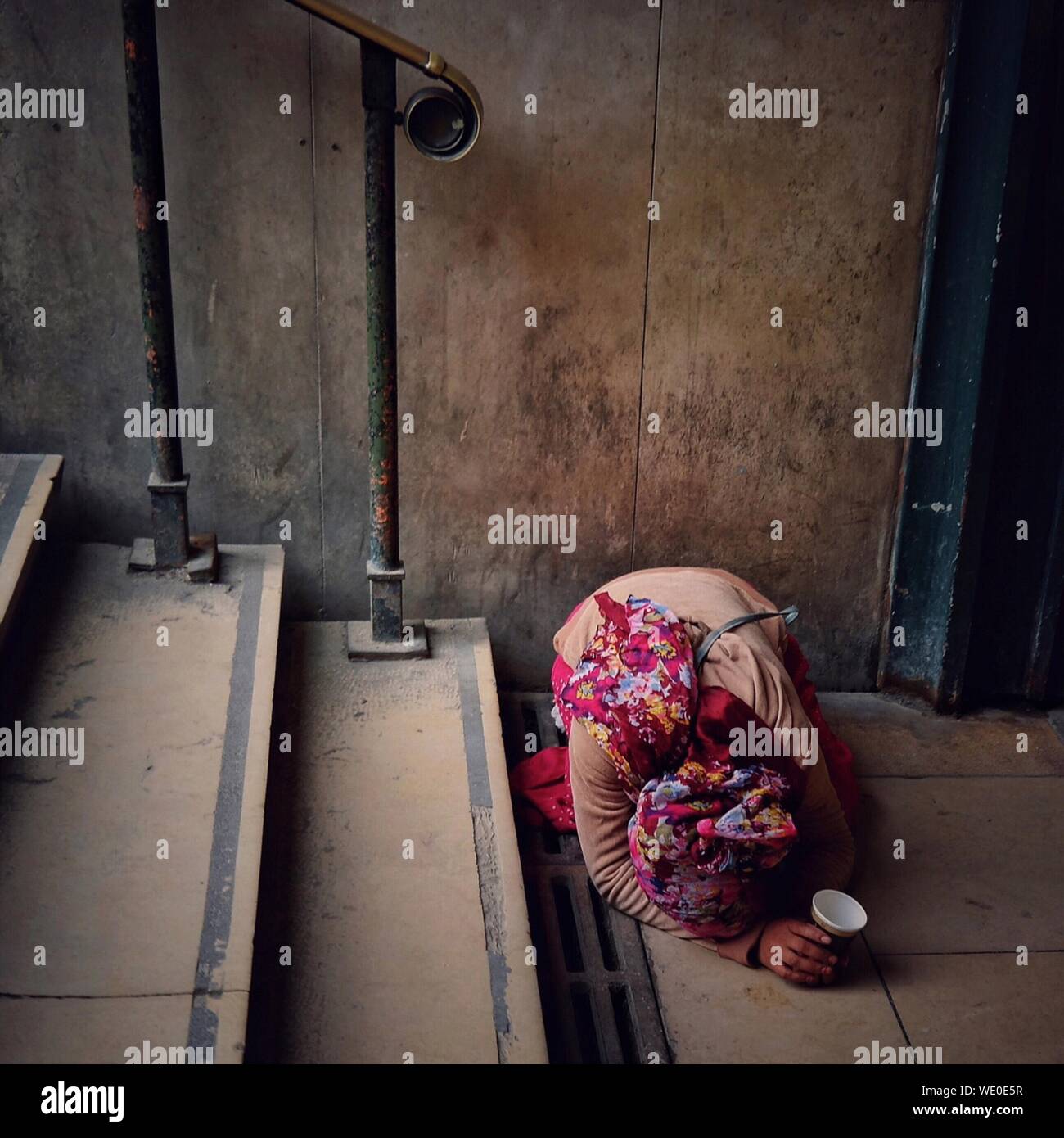 Kneeling begging hi-res stock photography and images - Alamy