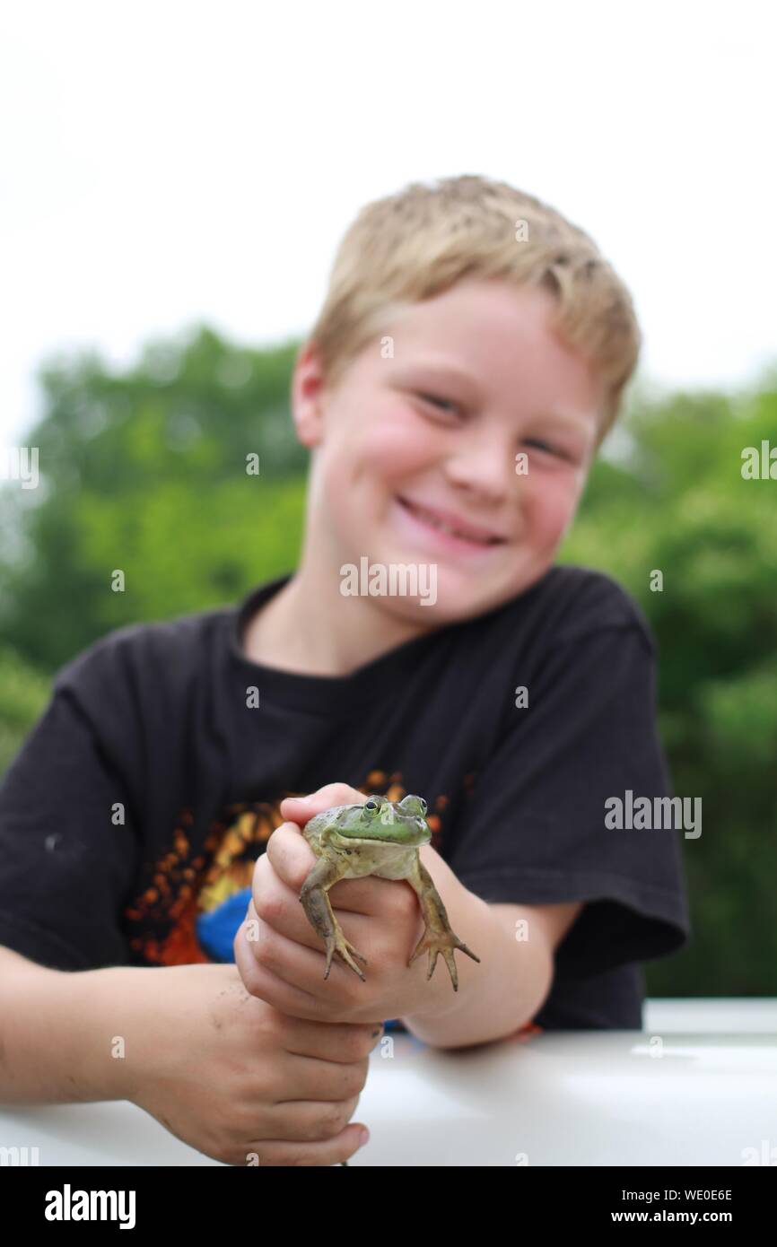 Boy holding frog hi-res stock photography and images - Alamy