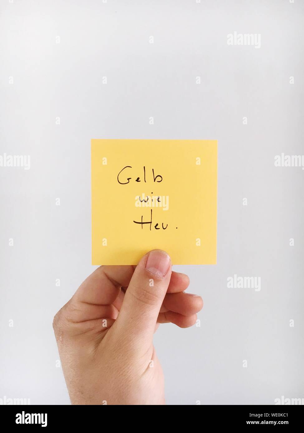 Person holding sticky note hi-res stock photography and images - Alamy