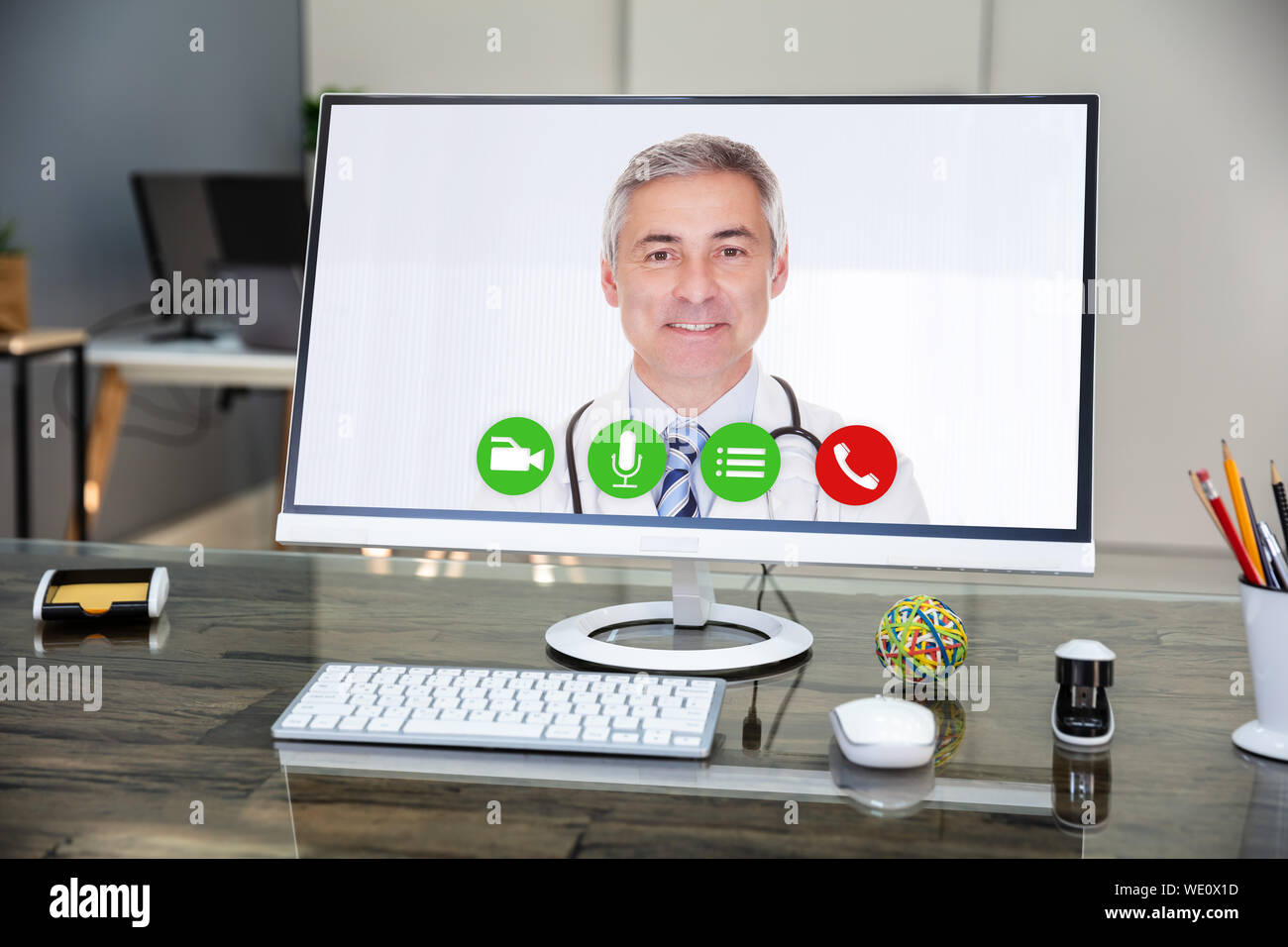 Doctor computer screen hi-res stock photography and images - Alamy