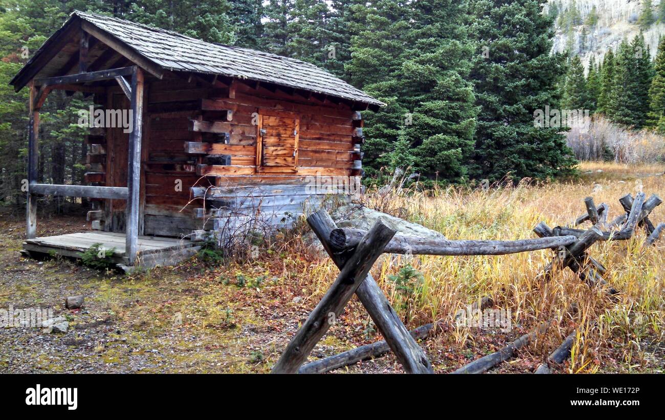Log cabin field built structure hi-res stock photography and images - Alamy