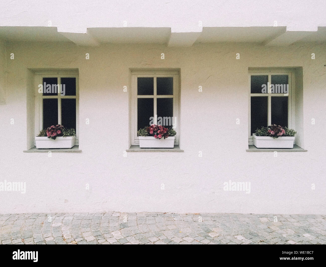 Exterior window sills hi-res stock photography and images - Alamy