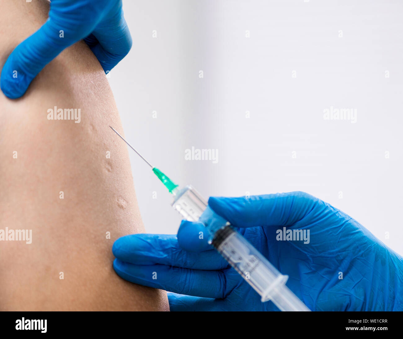 Doctor gives injection patient hi-res stock photography and images - Alamy