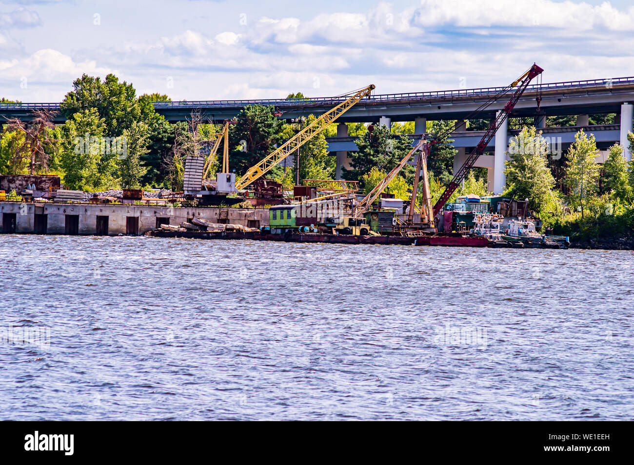 Assembly cranes for the construction of the bridge. Construction ...