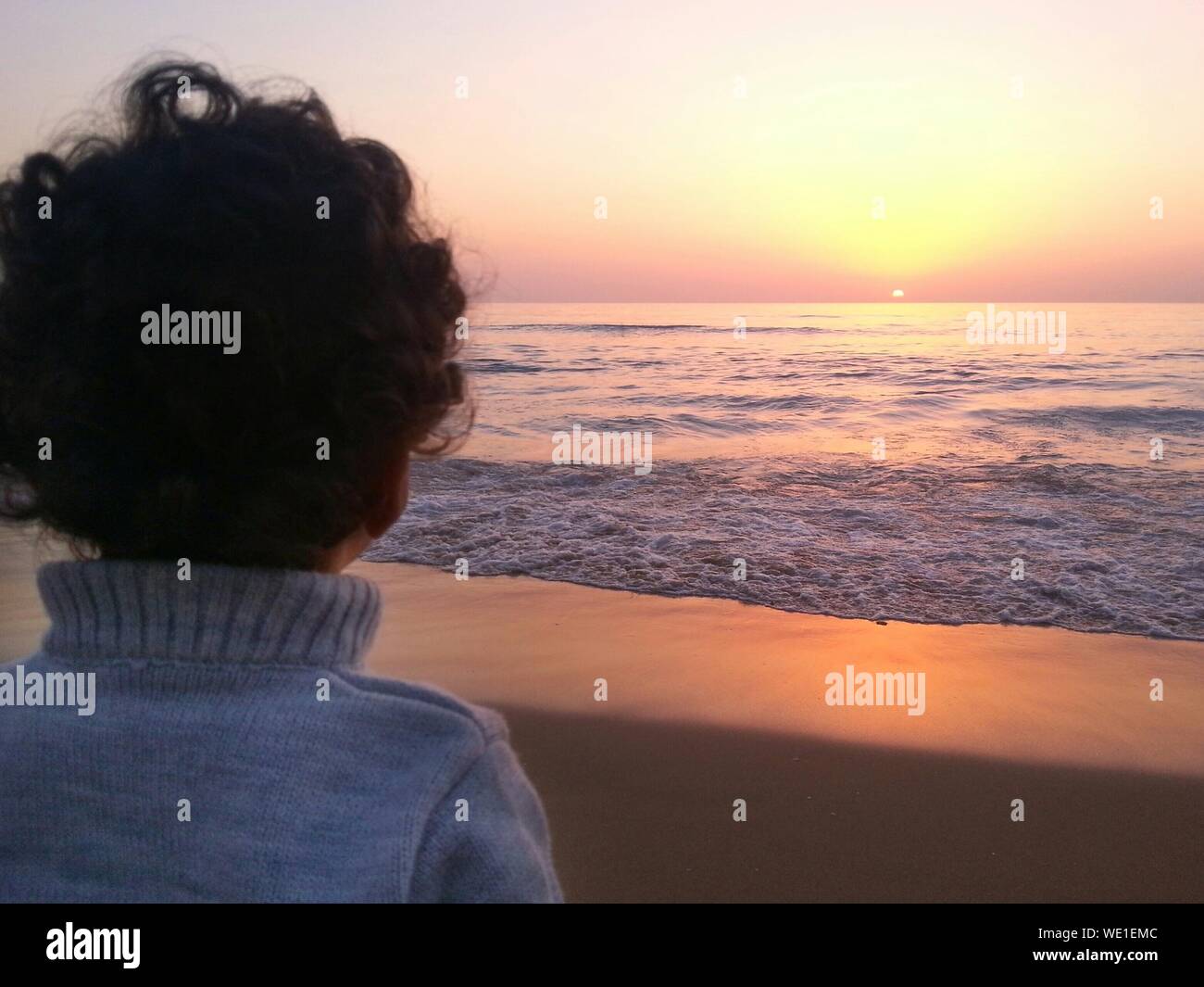 Boy at sunset hi-res stock photography and images - Alamy