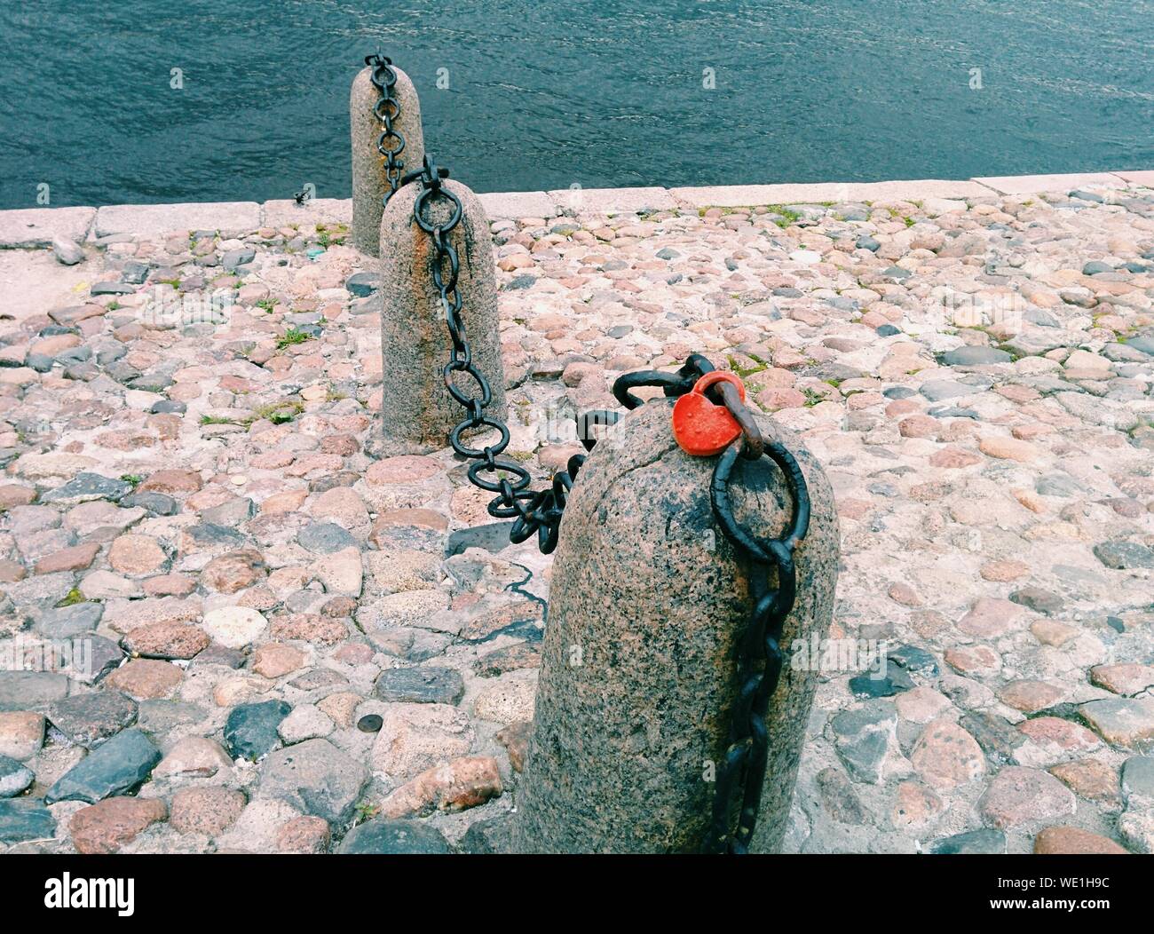 Bollards chain hi-res stock photography and images - Alamy