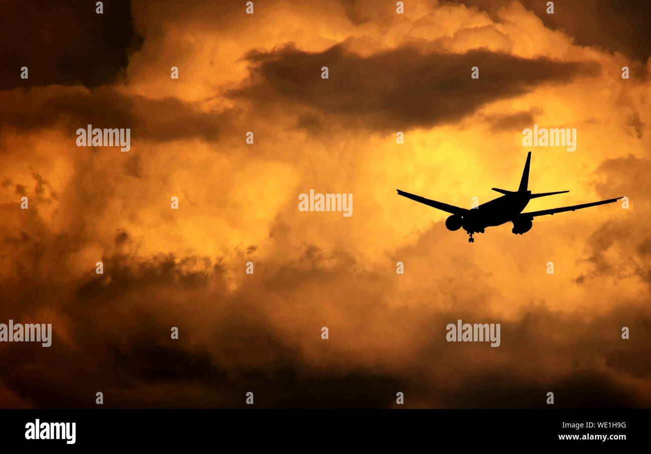 Airplane in storm hi-res stock photography and images - Alamy