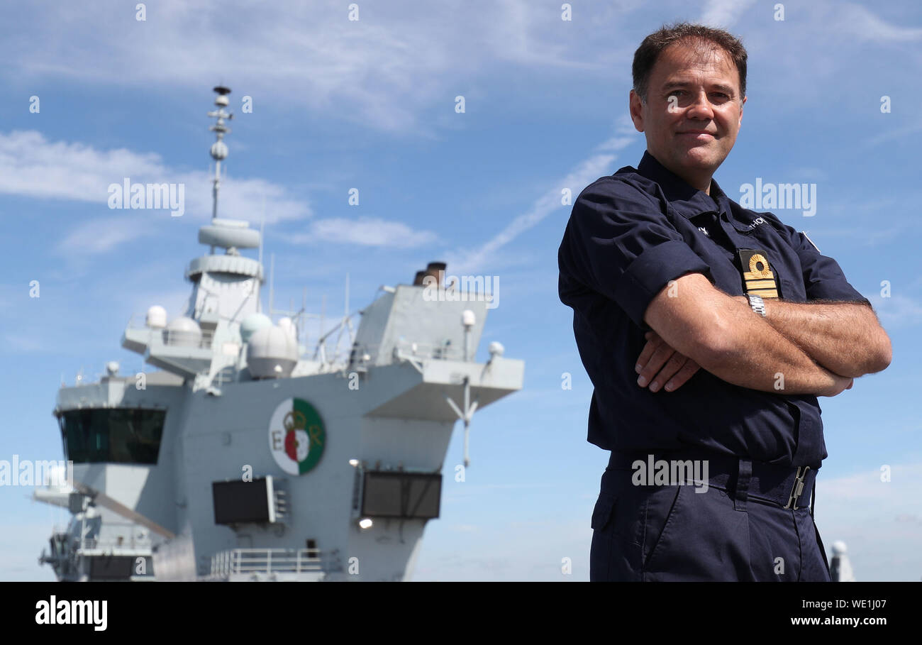 Commanding officer of hms queen elizabeth hi-res stock photography and ...