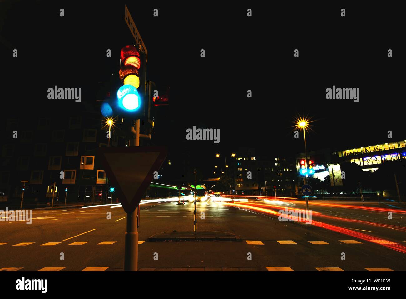 Road no street light hi-res stock photography and images - Alamy