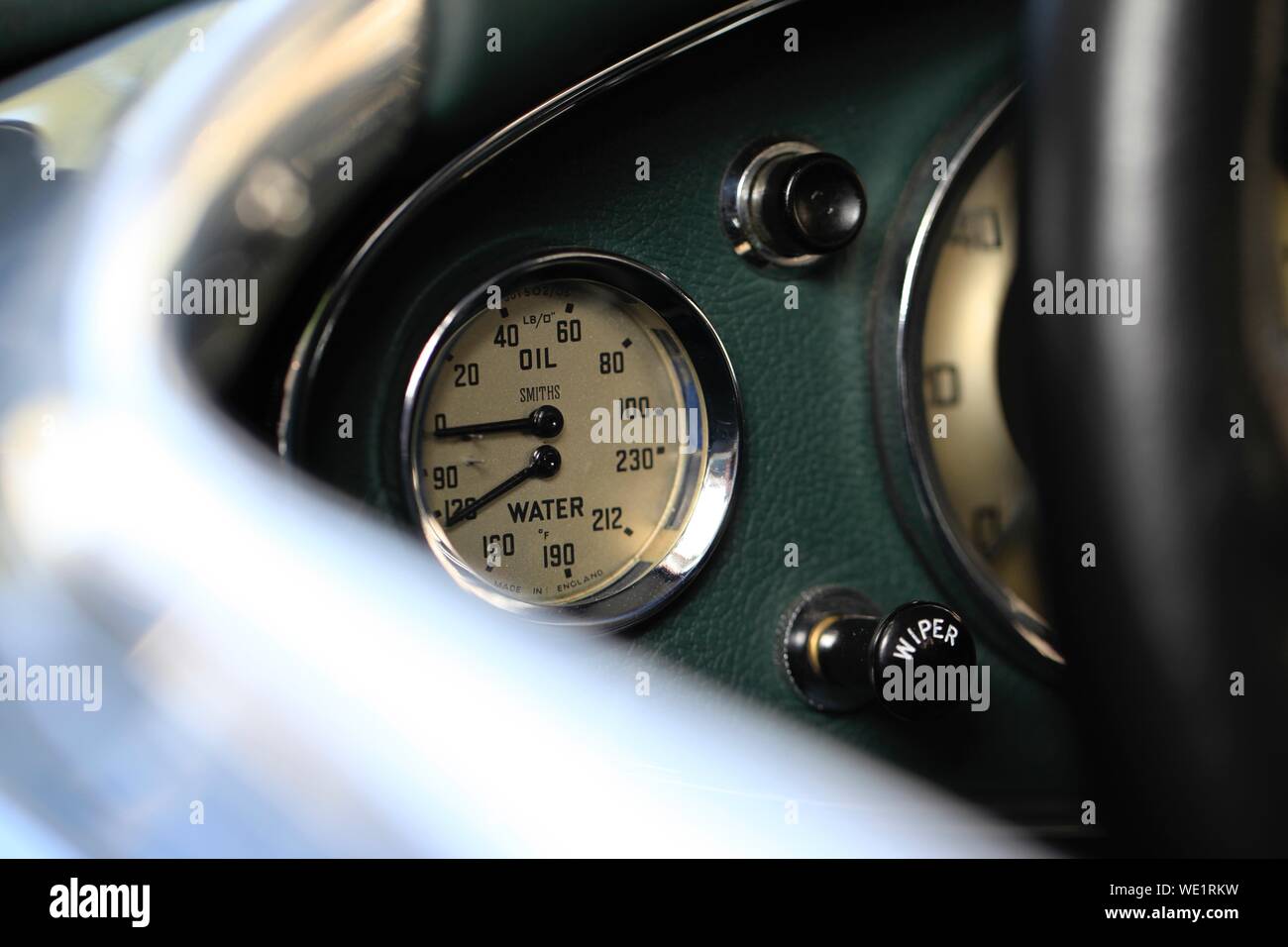Old fashioned car speedometer hi-res stock photography and images - Alamy