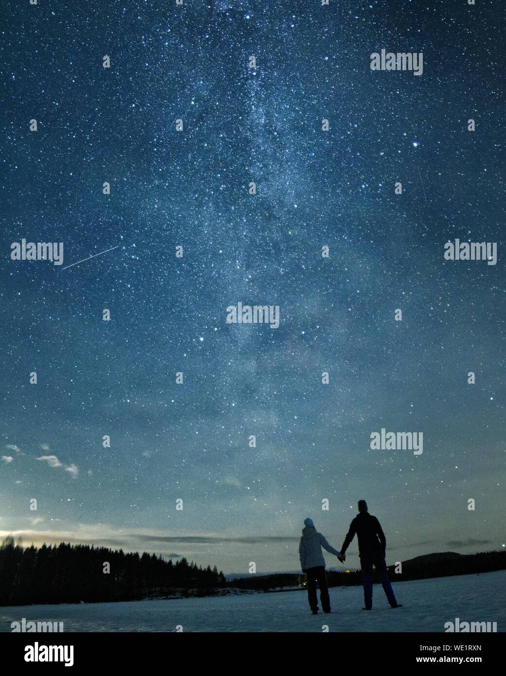 Couple silhouette night sky hi-res stock photography and images - Alamy