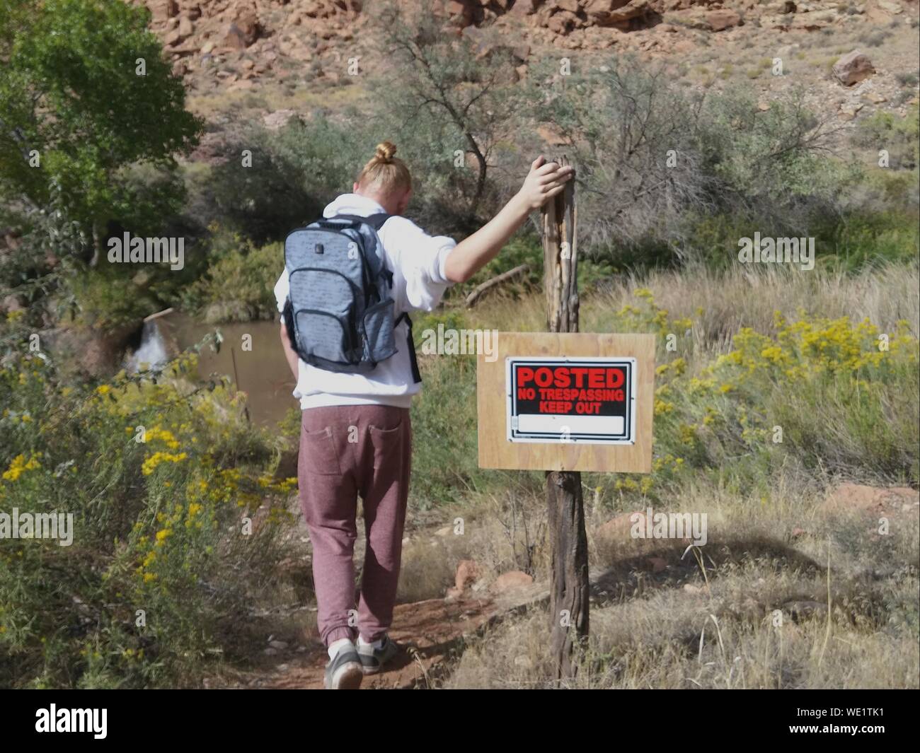 Man walking sign hi-res stock photography and images - Alamy