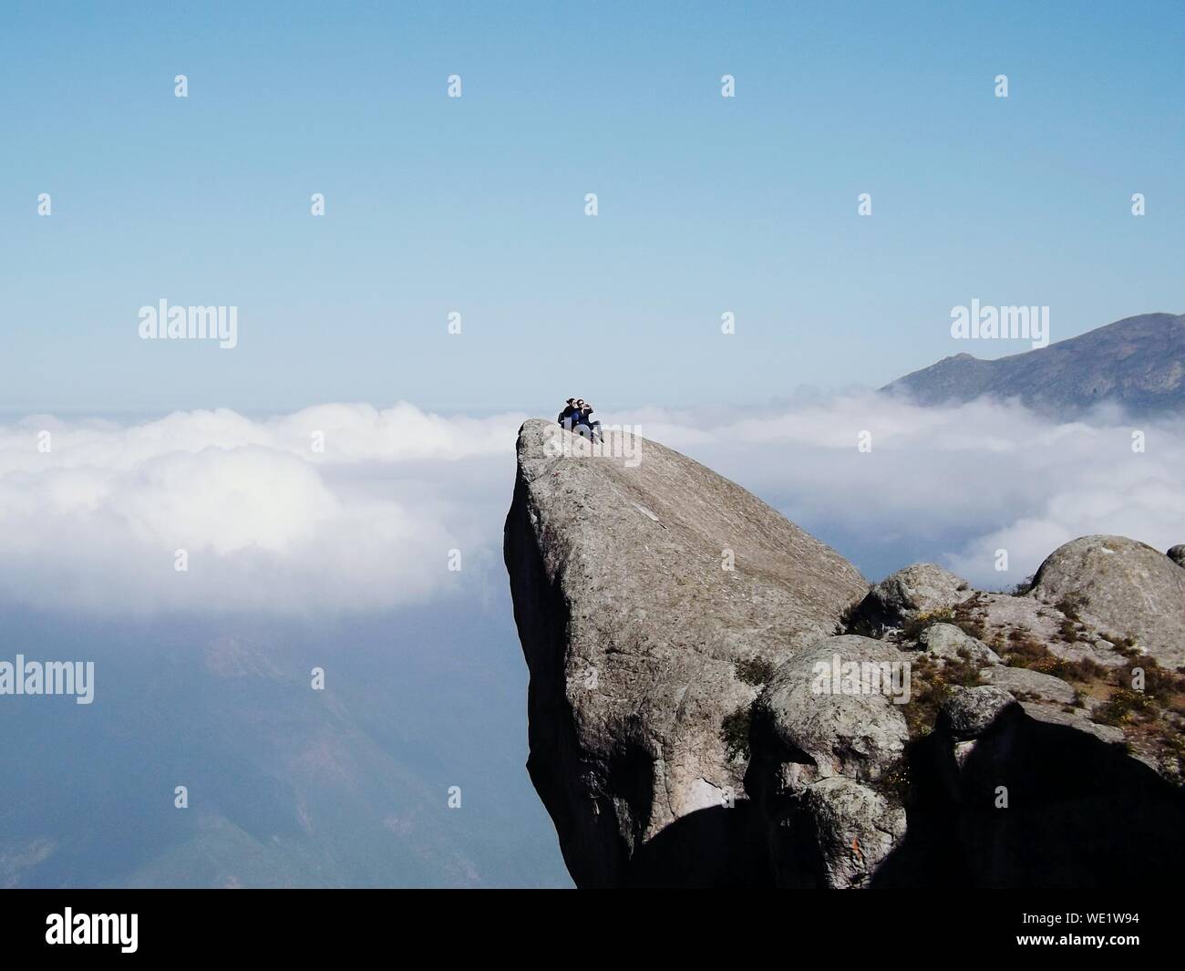 People sitting on cliff top hi-res stock photography and images - Alamy