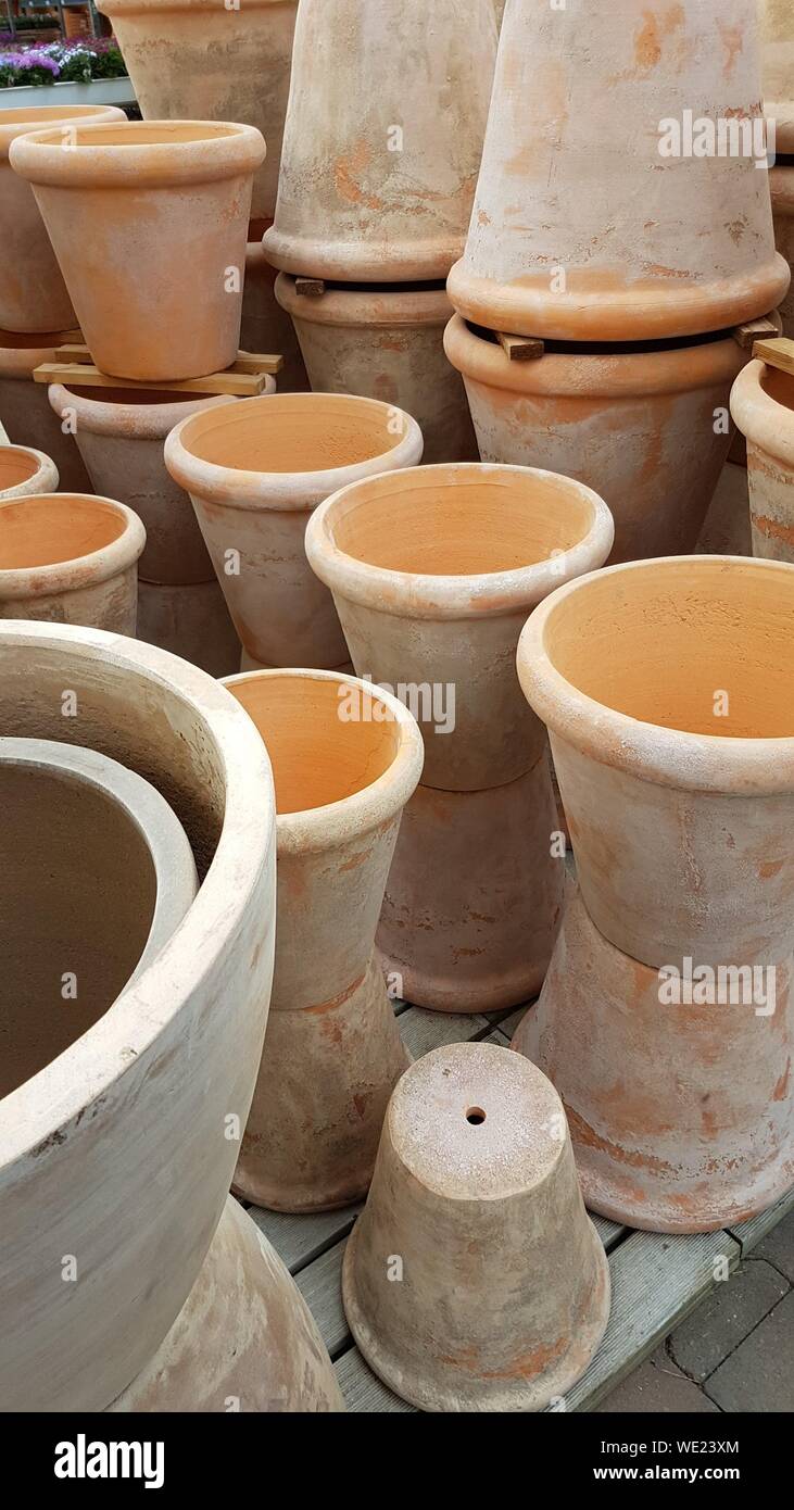 Earthen flower pot hi-res stock photography and images - Alamy