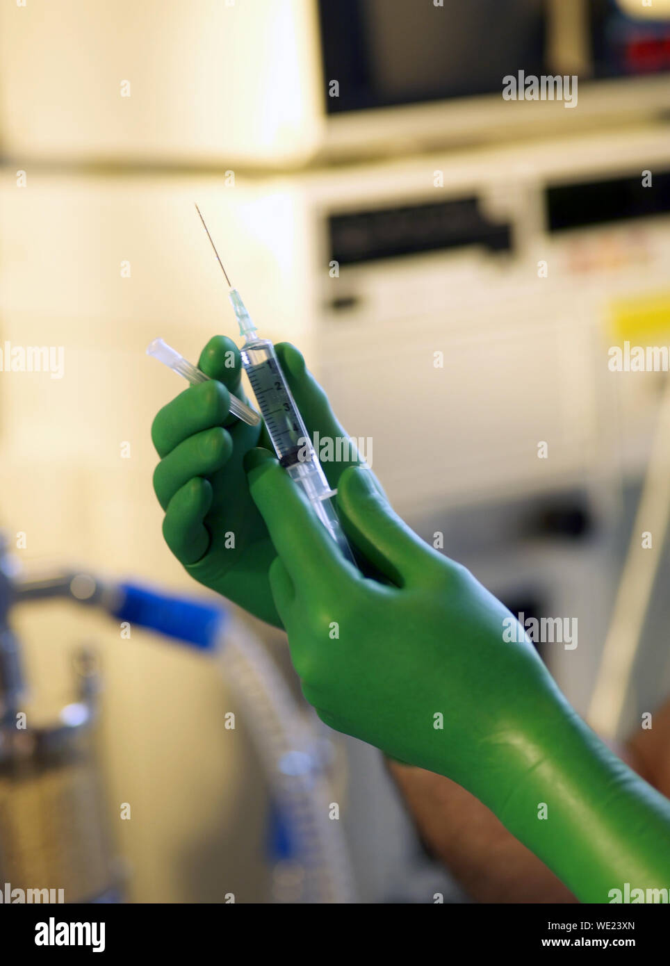 Doctor injection hi-res stock photography and images - Alamy